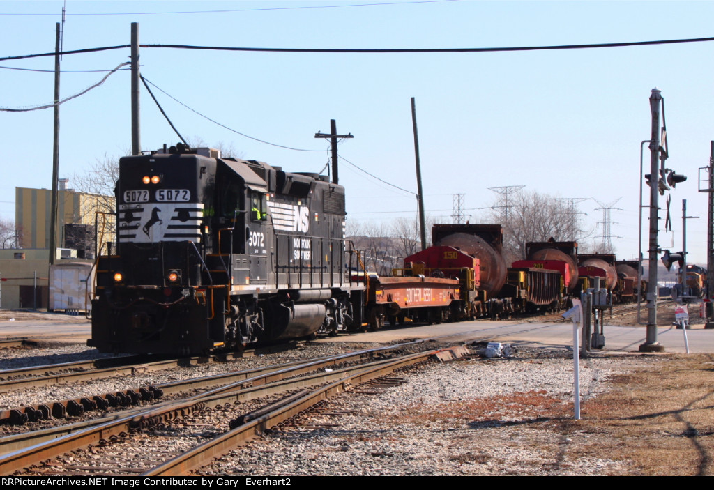 NS 5072 with the hot metal bottle train